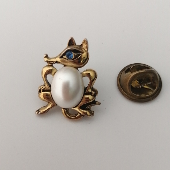 Vintage Agil | Jewelry | Vintage Fox Faux Pearl Belly Blue Crystal Eye ...